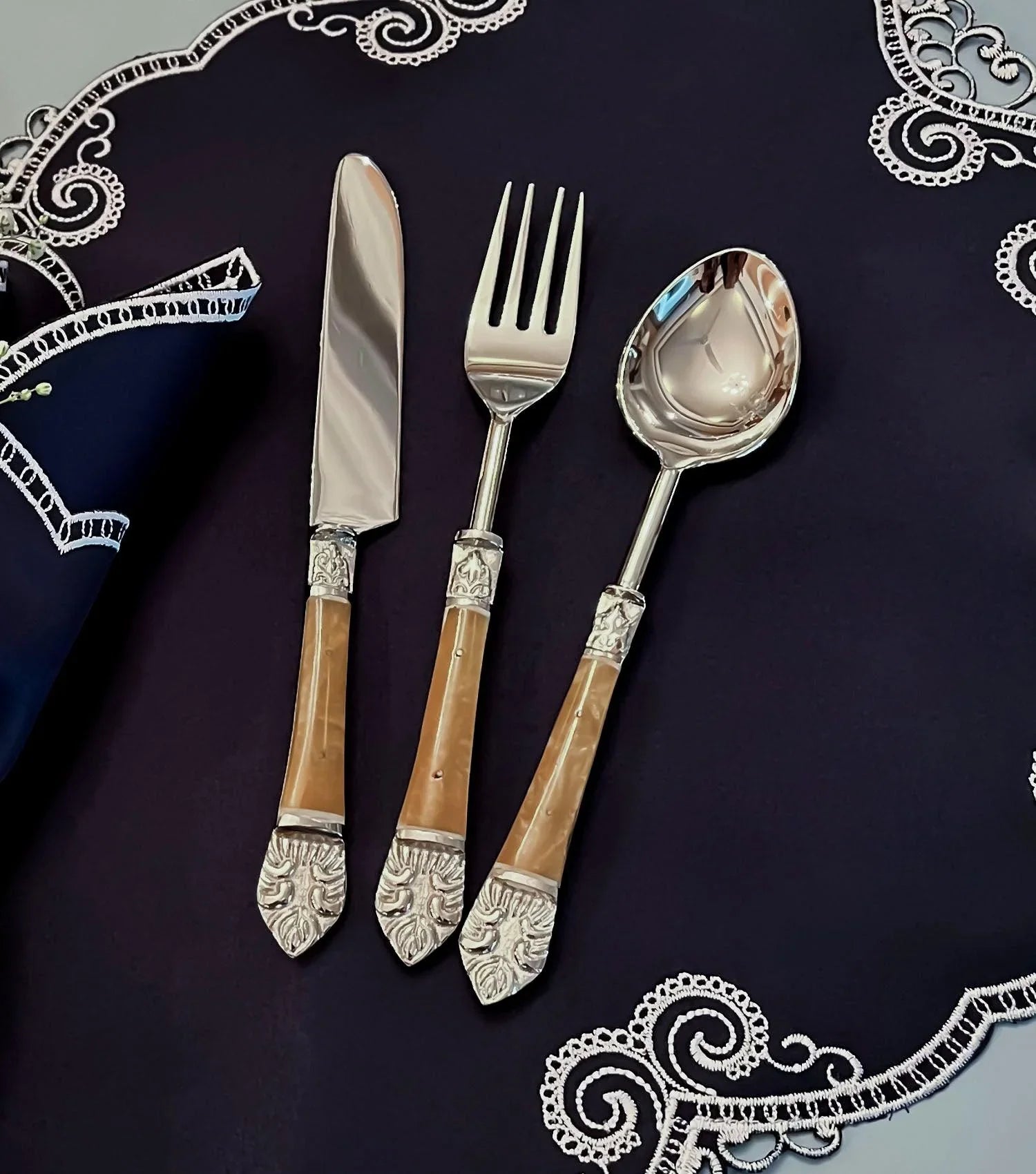 Elegant Gilded Cutlery Set: Premium Stainless Steel & Brass Utensils